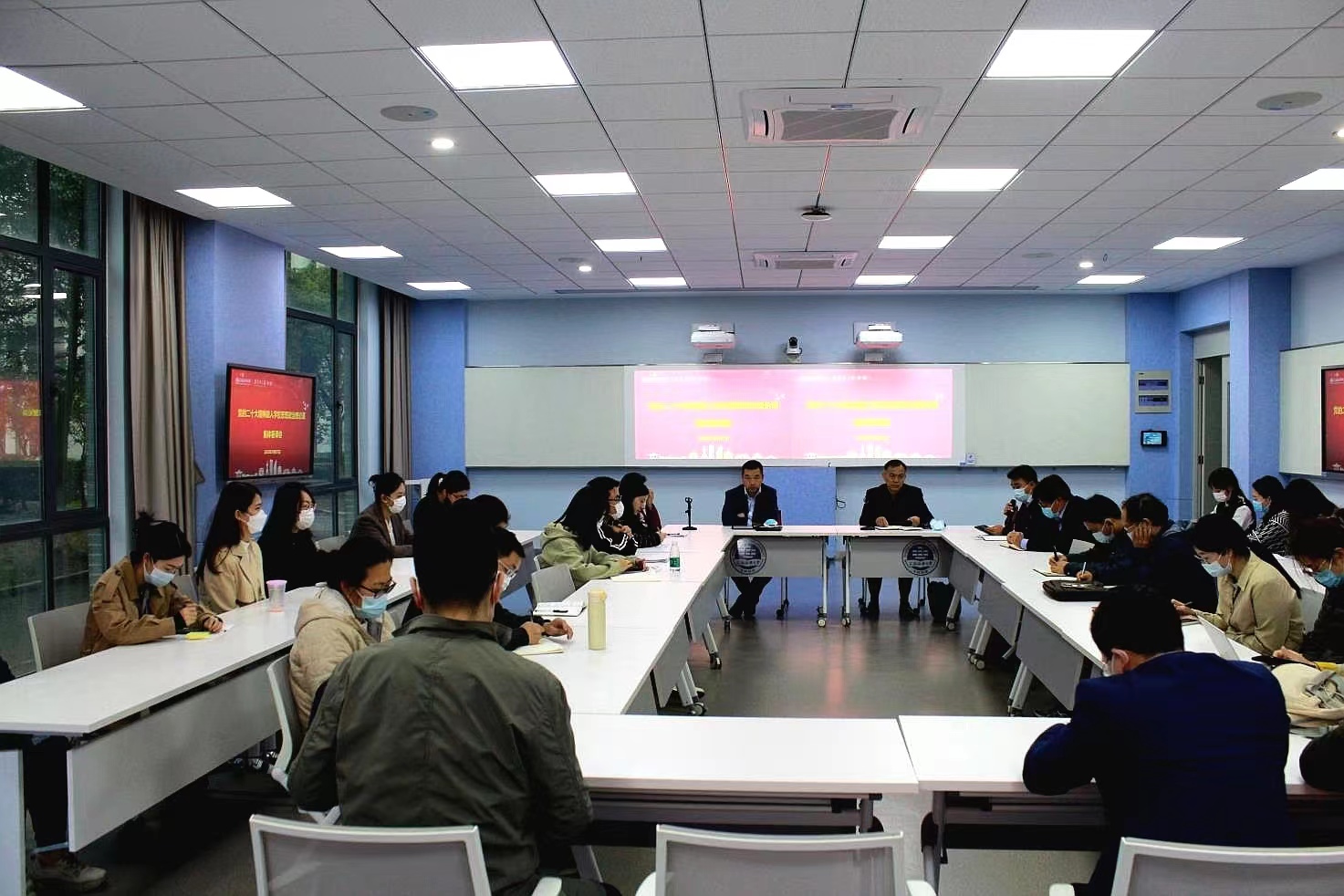 学习党的二十大精神系列报道一： 马克思主义学院师生深入学习党的二十大精神 | 上海海事大学